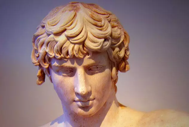 Antinous Að hækka stöðu keisarans í guðdómlegt var í siði fornu Rómverja. Hins vegar fór Hadrian keisari lengst: hann lýsti fyrir fólkinu um guðdómlega eðli elskhuga síns, Antinous. Fólki í Róm og nágrenni virtist slíkt athæfi ekki mjög rétt og Antinous drukknaði fyrir slysni þegar hann synti í tjörn með krókódílum.