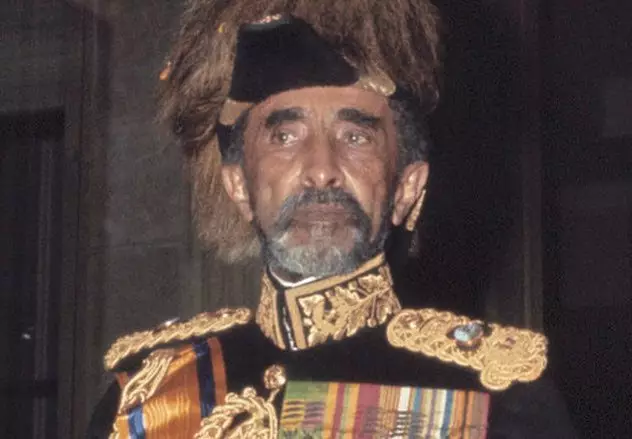 Haile Selassie Haile Selassie var 225. og síðasti keisari Eþíópíu. Hann gaf landinu stjórnarskrá og það sem meira er um vert, féll undir spá Marcus Garvey, sem var virkur boðberi pan-afrískrar trúar á Jamaíku. Svarti konungurinn fór í útlegð við innrás ítalska hersins og sneri aftur til hásætis 1941, þegar í ljóma nýfundinnar guðlegrar stöðu hans.