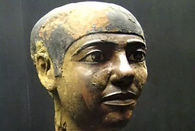 Imhotep faraóar Egyptalands voru í hópi guðspjalla guðanna eftir dauðann. Imhotep, sem fæddist sem almúgamaður og fór upp í æðstu ráðgjöf faraós, fékk stöðu hálfguðs. 2000 árum síðar, þegar á valdatíma Persaveldis, var Imhotep „gerður“ að guði.