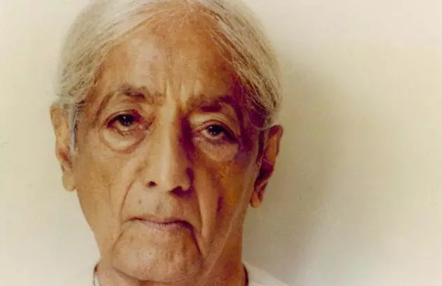 Jiddu Krishnamurti ብዙ የሕንድ ሥነ -መለኮታዊ ትምህርቶች ተከታዮች ጂዱ ክሪሽናሙርቲ የማይቴሪያን መንፈሳዊ ማንነት እንደ ሥጋ ልጅ አድርገው ይቆጥሩት ነበር። እሱ በእርግጥ ከአንዳንድ ልዑል ፍጥረታት ጋር ይመሳሰላል -የመንግስትን ውድቅነት ሰብኳል ፣ እድገትን በደስታ ተቀበለ እና የሰውን የዘር ማንነት ክዷል።