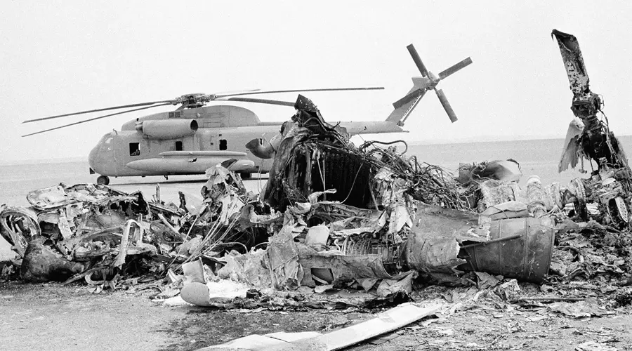 Operacio Eagle Claw Delta Force Dato: 24 aprilo 1980 Perdo: 8 komandoj, 5 helikopteroj Neniuj ostaĝoj liberigitaj Ĉi tiu katastrofa provo savi usonajn ostaĝojn tenitajn de la irananoj ĉe la irana ambasado en Teherano restis la plej granda eraro de prezidanto Carter. La fiasko de la operacio sekvis de la komenco: el la ok helikopteroj, unu trafis en la akvon tuj post la ekflugo de la ferdeko de aviadilŝipo, la dua perdiĝis en polva ŝtormo kaj estis devigita reveni al la bazo. La komando elektis forlasitan britan flughavenon situantan profunde en la dezerto kiel la alteriĝpunkto. Inteligenteco asertis, ke la loko estas surda, sed montriĝis, ke estas trafikata aŭtovojo proksime - la operacio estis senmaska. Akcidento okazis dum benzinumado de unu el la ceteraj helikopteroj. Li trafis en cisternaviadilo kaj la fajro mortigis ok homojn. Post tio, la komando limigis la operacion kaj urĝe evakuis la batalantojn de irana teritorio.