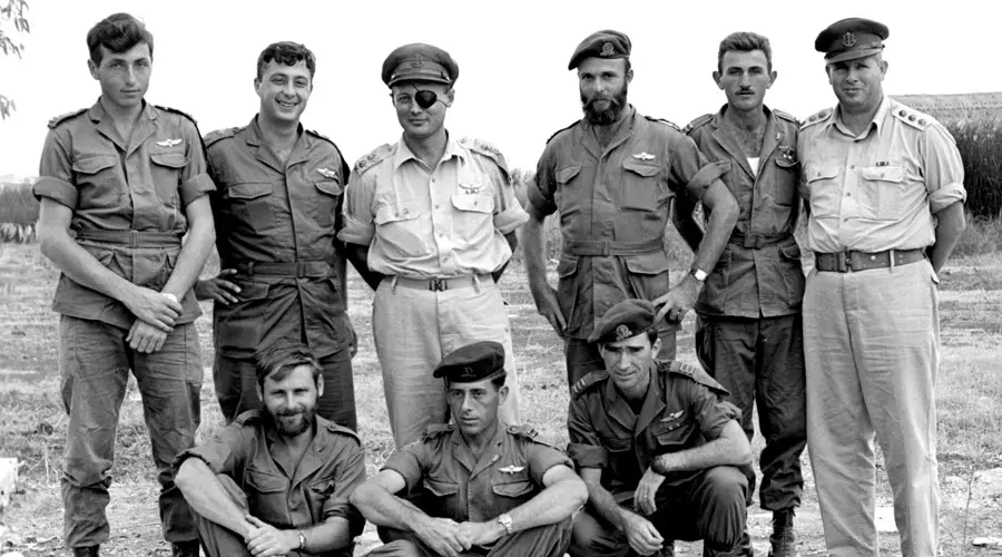 Ntchito ya Entebbe Special Forces Sayeret Matkal Tsiku: Julayi 4, 2008 Atayika: 4 ogwidwa, 4 commandos Adani ophedwa: olanda 4, asitikali aku Uganda aku 45 Mu Juni 1976, Palestina ochokera ku Popular Front for the Liberation of Palestine (PFLP) alanda ndege ya Air France 139 pa Tel -Aviv - Paris. Zigawenga zinagulitsa nsalu ku Uganda, yomwe inali m'manja mwa wolamulira mwankhanza wotchuka Idi Amin Dada. Mothandizidwa ndi asitikali a Amin, olandawo adatsekera omwe adagwidwawo ku Entebbe. Wolamulira mwankhanza amawonekera pabwalo la ndege tsiku lililonse, akulonjeza okwera ndege kuti amasulidwa msanga. Pamapeto pake, zigawengazo zinamasula anthu onse omwe anagwidwa kupatulapo Ayuda. Pozindikira kuti zokambirana sizingathetse mkangano, Israeli idatumiza omenyera a Sayeret Matkal ku Entebbe. Chifukwa chakumenyedwako, anthu atatu ogwidwawo adaphedwa, ndipo panjira yonyamuka kupita ku ndege, gululi lidagwidwa ndi asitikali aku Uganda omwe samamvetsetsa izi. Anthu aku Uganda sanapulumuke pankhondoyi, koma mtsogoleri wa gululi, Yoni Netanyahu, ndi amene adaphedwa ndi Israeli.