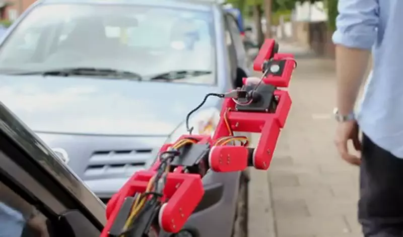 Sugru Questo materiale tornerà utile in molti sforzi. Sugru è un silicone che polimerizza nel tempo e può essere modellato in qualsiasi modo. È estremamente semplice da usare: apri la borsa, fai l'oggetto necessario e dai la sostanza un giorno. Dopo queste manipolazioni, Sugru si trasformerà in gomma siliconica, che è resistente all'acqua e può resistere a temperature da -60 a + 180 gradi Celsius.