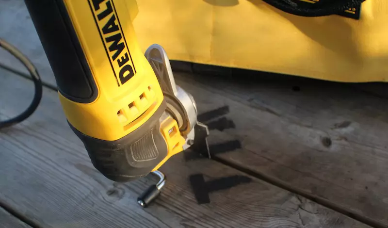 Multitool elektrik Multitool elektrik la ka ranplase plizyè zouti grav nan yon fwa e menm vin tounen yon ranplasman plen véritable pou yon seri antye nan aparèy yo konnen yo. Pou egzanp, devlopman nan DeWALT, modèl DWE315K, kapab yon moulen, Hacksaw, bwa te wè, moulen ak grate - ase pou nenpòt ki travay nan kay la.