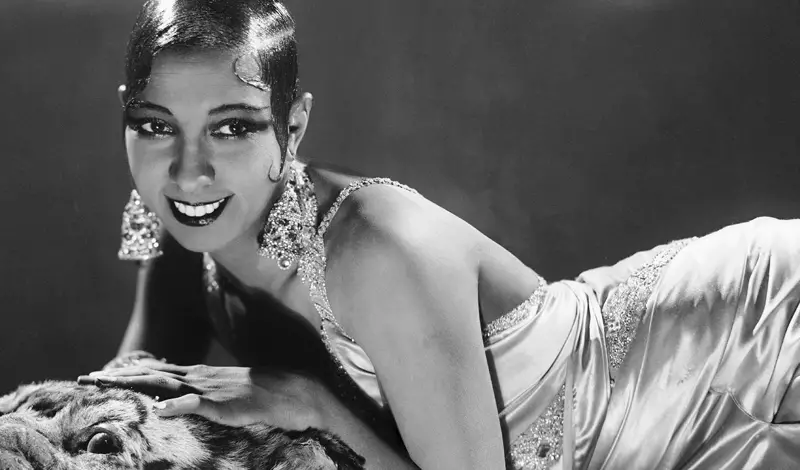 Dancing Josephine Josephine Baker a fost unul dintre cei mai renumiți dansatori negri care au fugit din America natală în Franța mai liberală. După predarea acestei țări, Josephine a rămas pe scenă și, în același timp, a început să spioneze pentru aliați. Frumusețea a scos date clasificate în ape neutre pe fișele de muzică și a atașat fotografii importante direct la lenjeria intimă. Germanii nu și-au dat seama niciodată de secretul lui Baker.