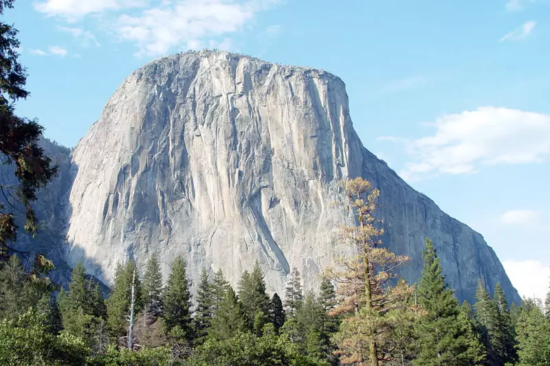 El Capitan, USA A hegy a Yosemite -völgy felett hever. Az El Capitan a világ legnagyobb gránit monolitja. A csúcsa 910 méter magasságban van. Ez a hegymászók és a bázisugrók kedvenc helye.