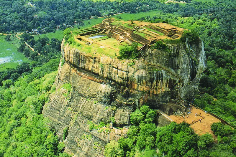 Sigiriya, Srí Lanka A szikla 170 méterrel a környező síkság felett emelkedik. A monolit a vulkáni folyamatok és a magma felszabadulásának eredményeként jött létre, feltehetően körülbelül 2 millió évvel ezelőtt. A hegy tetején egykor egy fellegvári palota állt. Most a palotakomplexumból csak egy oroszlán mancsa maradt a monolit tövében. 1982 óta Sigiriya a Világörökség része az UNESCO védelme alatt áll.