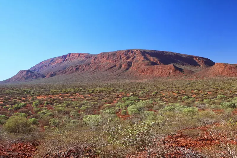 Augustus, Austraalje De monolit leit op it grûngebiet fan it nasjonaal park mei deselde namme yn Austraalje. De geologyske formaasje rint 860 meter boppe de omlizzende flakte út. It gebiet beset troch de monolit is 47,95 sq Km.