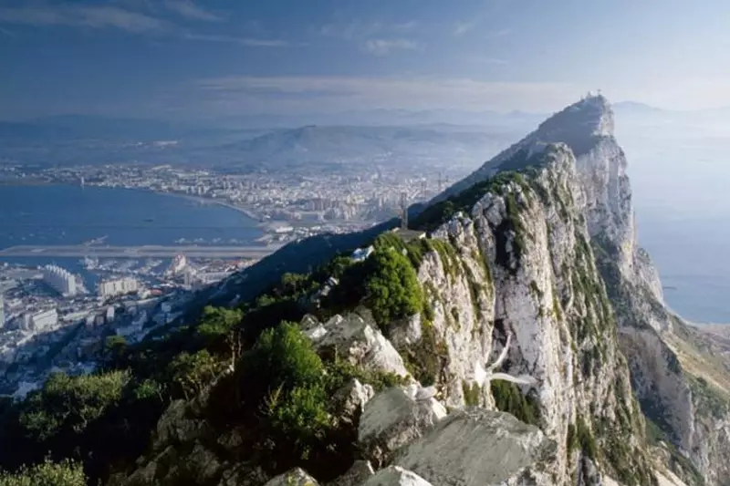 Rots fan Gibraltar, Gibraltar Monolityske kalkstienrots mei in hichte fan 426 meter waard sawat 200 miljoen jier lyn foarme as gefolch fan 'e botsing fan' e Afrikaanske en Euraziatyske tektonyske platen. D'r binne mear dan 100 grotten yn 'e rots, foarme as gefolch fan it waskjen fan kalk út kalkstien. De rots foarmet in skiereilân, op 'e westlike helling wêrfan de stêd sels en it reservaat fan Barbary makaken lizze.