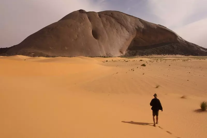 Ben Amera, Mauritania Monolith Mauritániában, a Nyugat -Szahara határához közel található. A geológiai képződmény magassága 400 méter.