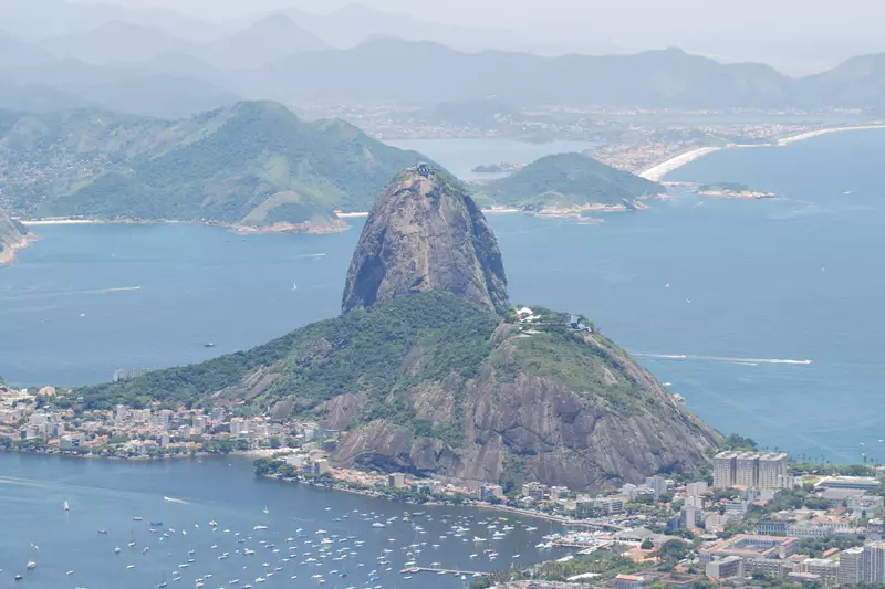 Sugarloaf, Brasilía Eitt aðalsmerki Rio de Janeiro var búið til af náttúrunni sjálfri. Fjallið myndaðist vegna veðrunar á uppáþrengjandi gjóskugrjóti sem enduðu á yfirborði jarðar. Það samanstendur af einstein úr granít og kvars og rís 396 metra fyrir ofan landslagið í kring.