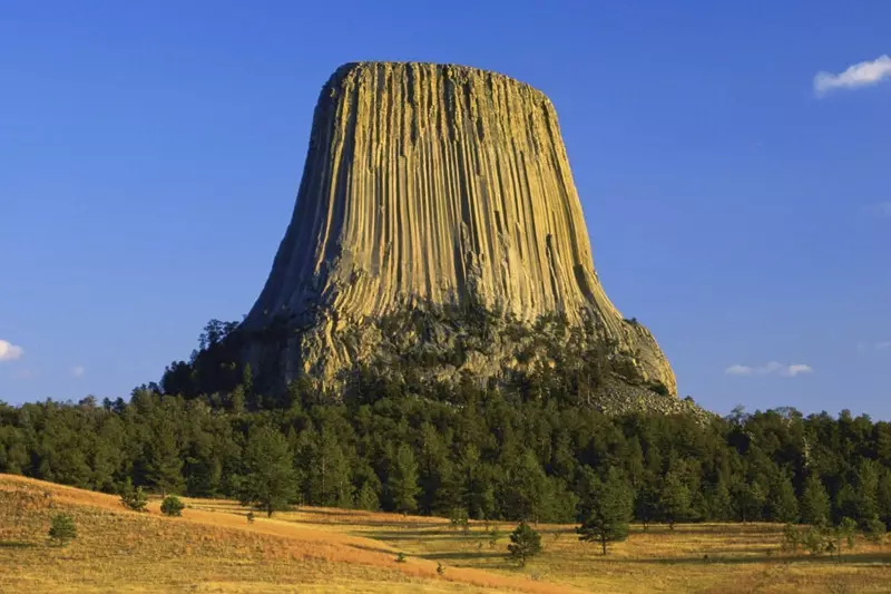 Devils Tower, USA De fulkanyske monolit wurdt beskôge as it âldste "nasjonale monumint" yn 'e Feriene Steaten. De Devils Tower wurdt troch wittenskippers rûsd tusken 225 en 195 miljoen jier âld te wêzen. In monolyt fan magmatyske smelt waard foarme, dy't opstie út 'e djipten en befrear. De hichte fan 'e monolyt is 386 meter.