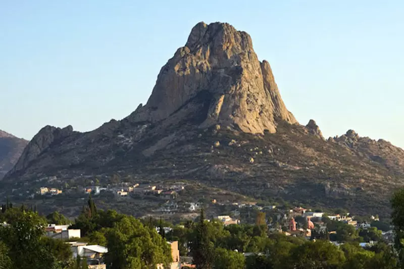 Peña de Bernal, Meksiko De 350 meter hege berch is gearstald út dacite, in heul silikaat igneous fulkanyske rots. Neffens geologen waard de monolyt foarme yn 'e Jura -perioade.