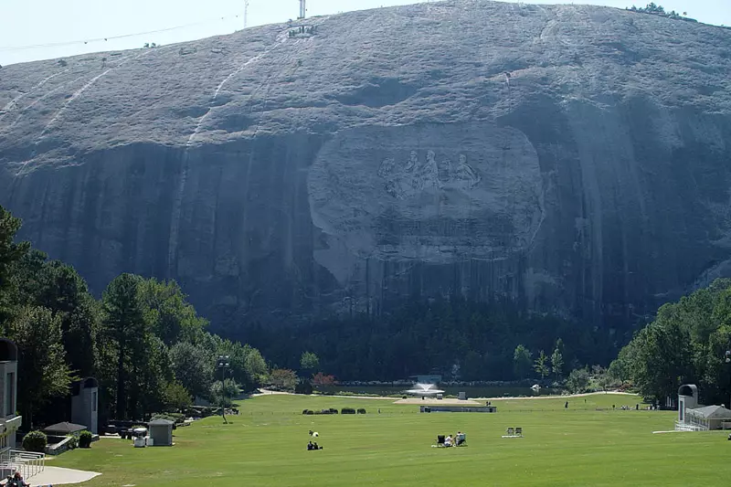 Stone Mountain, Bandaríkjunum Granítmónólítinn er 250 metra hár og hefur meira en 8 km. í hring. Fjallið er skreytt með stærsta útskorna bas-líkneski heimsins „Memorial of the Confederation“, sem er um 12.000 fermetrar að flatarmáli.