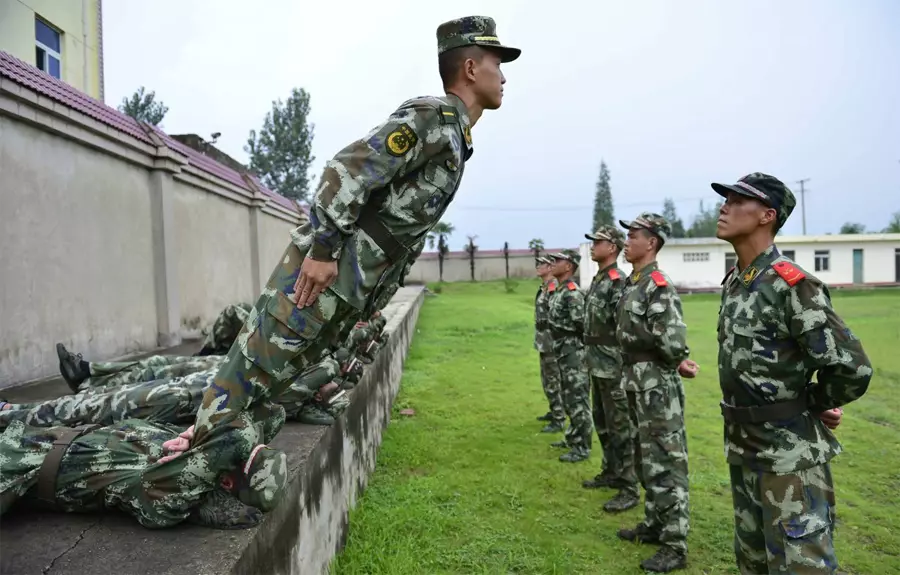 Police Academy Trust Test Location: Chuzhou, Kina År: 2013 Men soldater skal være velforberedte ikke kun fysisk, men også mentalt. For eksempel er disse militæruddannede kinesiske politifolk således uddannet til at stole på deres kolleger.