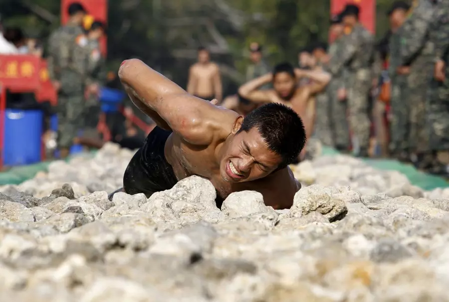 Amfibieuddannelsesprogram Beliggenhed: Kaohsiung, Taiwan År: 2011 Taiwans vej til himlen er den sidste test for en marinekandidat og sandsynligvis en af ​​de hårdeste i militærets historie. Inden han bliver en ægte marine, skal en taiwanesisk kadet kravle 50 meter over sten og koraller under sine kammeraters vågne øje.