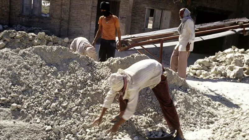 Asyr asbestiniň tapylmagy ajaýyp mineral ýalydy. Oda, elektrik toguna we himiki zeperlere çydamlydy. Silikat umuman hemme ýerde ulanylyp başlandy we alymlar mineralyň ownuk süýümleriniň iň güýçli kanserogenidigine düşünmezden ozal köp adam ejir çekdi. Elbetde, geçmişdäki asbest önümleriniň köpüsi hakykatdanam samsyk görünýär.