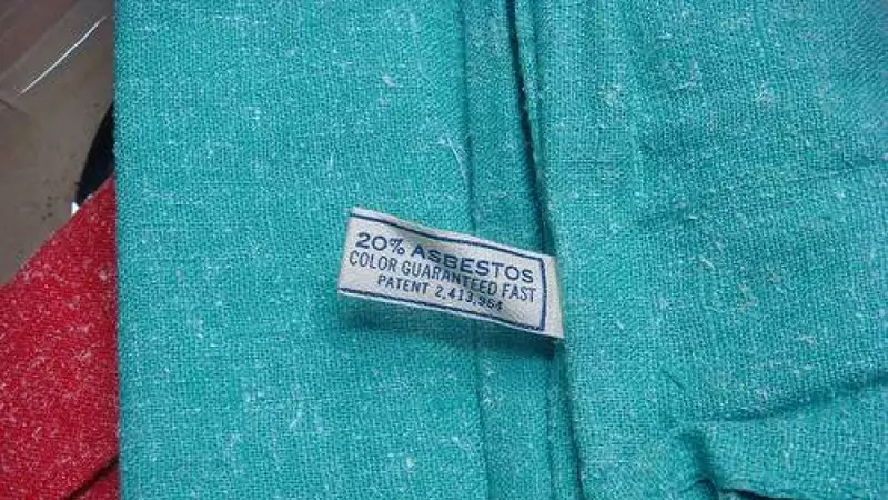 Mga pinggan nga pinggan Unsa ang labi ka maayo nga paagi kaysa pagpahid sa limpyo nga plato gamit ang tualya nga kutob sa 20% nga mga asbestos? Gipasalig sa mga manggagama nga kini nga materyal naghimo sa mga tualya nga angay alang sa pagpasinaw sa mga pinggan, ug, agig dugang, naghatag dugang nga mga kabtangan nga masuhop. Dili kinahanglan isulti, tinuod kini ang hinungdan - wala ra usa ang nakahasol sa pagdeklara sa carcinogenicity sa asbestos.