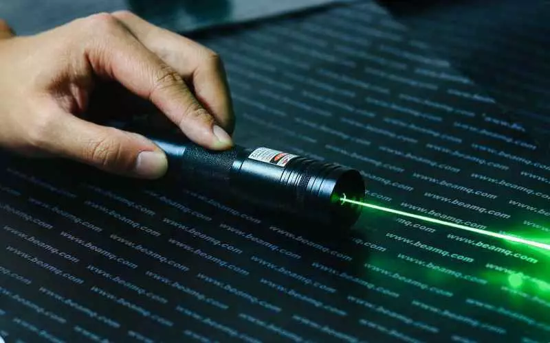 Anjeun tiasa buta ku pointer laser Ampir saratus persén ieu sanés, tapi tetep, anjeun henteu kedah ngahaja nyorot laser dina panon jalma sareng diri anjeun dina mimitina. Intina nyaéta yén sadaya petunjuk laser anu dijual di toko caket anjeun henteu cukup kuat pikeun ngalembereh rerencangan babaturan anjeun (atanapi musuh?).