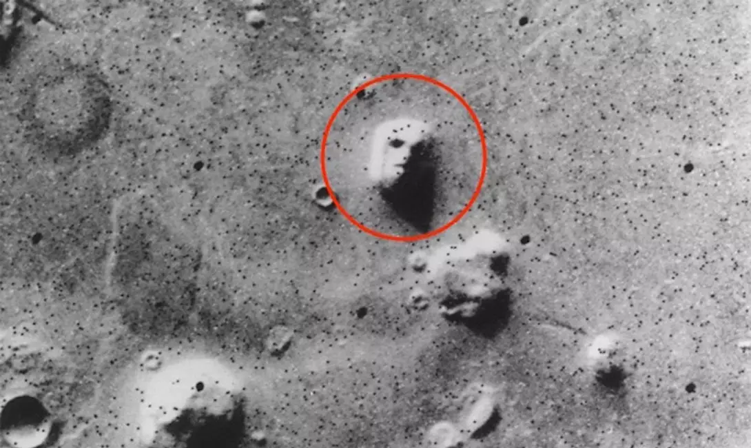 A face on Mars Rehefa namoaka ny sary voalohan'ny Mars ny sambon-danitra NASA's Viking 1 dia taitra ny besinimaro noho ny habetsahan'ny zavatra mitovy amin'ny endrik'olombelona. Ohatra, ity sary ity dia nantsoina ho porofon'ny fisian'ny fiainana eto amin'ny planeta mena ataon'ny teolojian'ny tsikombakomba.