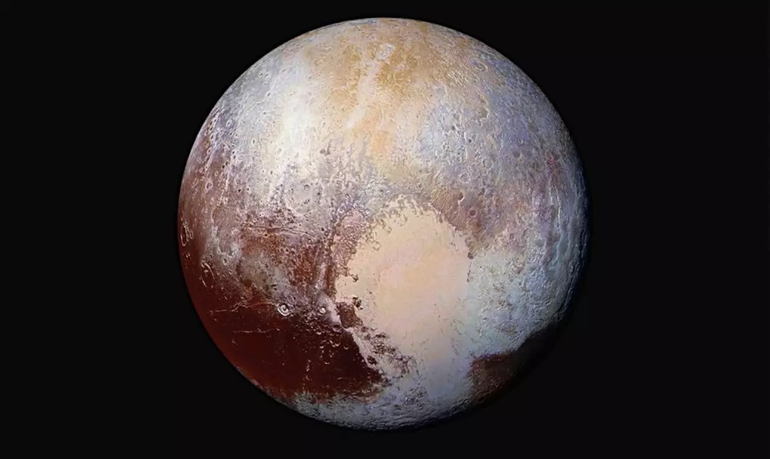 L'amichevole Plutone Quest'anno la sonda della NASA ha scattato foto incredibilmente ravvicinate di Plutone. Su uno di essi, il pianeta viene ruotato in modo tale da poter vedere il simbolo del cuore. Gli scienziati ritengono che sia composto da una miscela di metano e azoto.