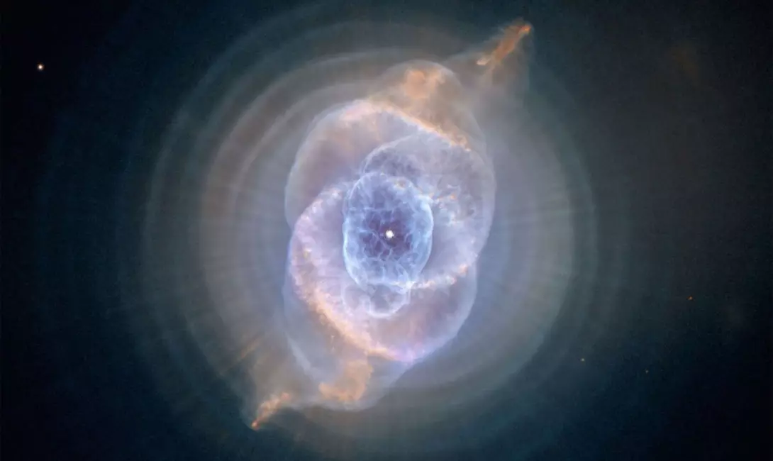 Mata sa iring Kini nga imahen gipakita sa mga nahigugma sa mga teorya sa panagkunsabo sa teleskopyo sa Hubble. Gikan sa gawas, ang usa ka panganod nga abug sa cosmic nahisama sa mata sa iring.