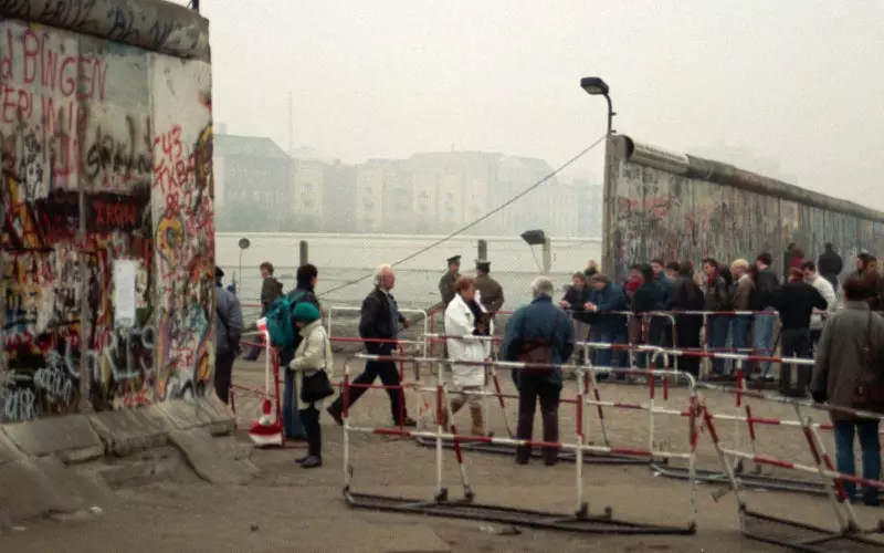 Allemagne de l'Est Années d'existence : 1949 à 1990 Le mur qui divisait le pays en deux parties, l'Allemagne de l'Est et l'Allemagne de l'Ouest, a été construit après la Seconde Guerre mondiale. Puis, en réponse à la création de la République fédérale d'Allemagne sous le contrôle des États-Unis, de la Grande-Bretagne et de la France, l'Union soviétique a fondé la République démocratique allemande. En 1990, le mur a été brisé et le peuple, divisé en deux, est redevenu un.