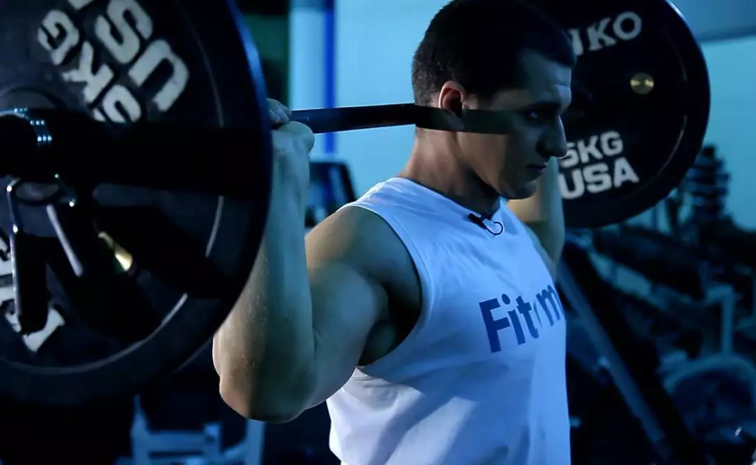 Standing Barbell Press Ang stand press ay itinuturing na isa sa pinakamabisang pagsasanay sa balikat sa isang kadahilanan. Bilang karagdagan, kasama rin ito sa nangungunang 5 pangunahing mga paggalaw na naglalayong balanseng pag-unlad ng buong katawan. Maaari kang magtrabaho alinman sa isang espesyal na rak o wala ito - depende ito sa iyong antas ng pagsasanay.