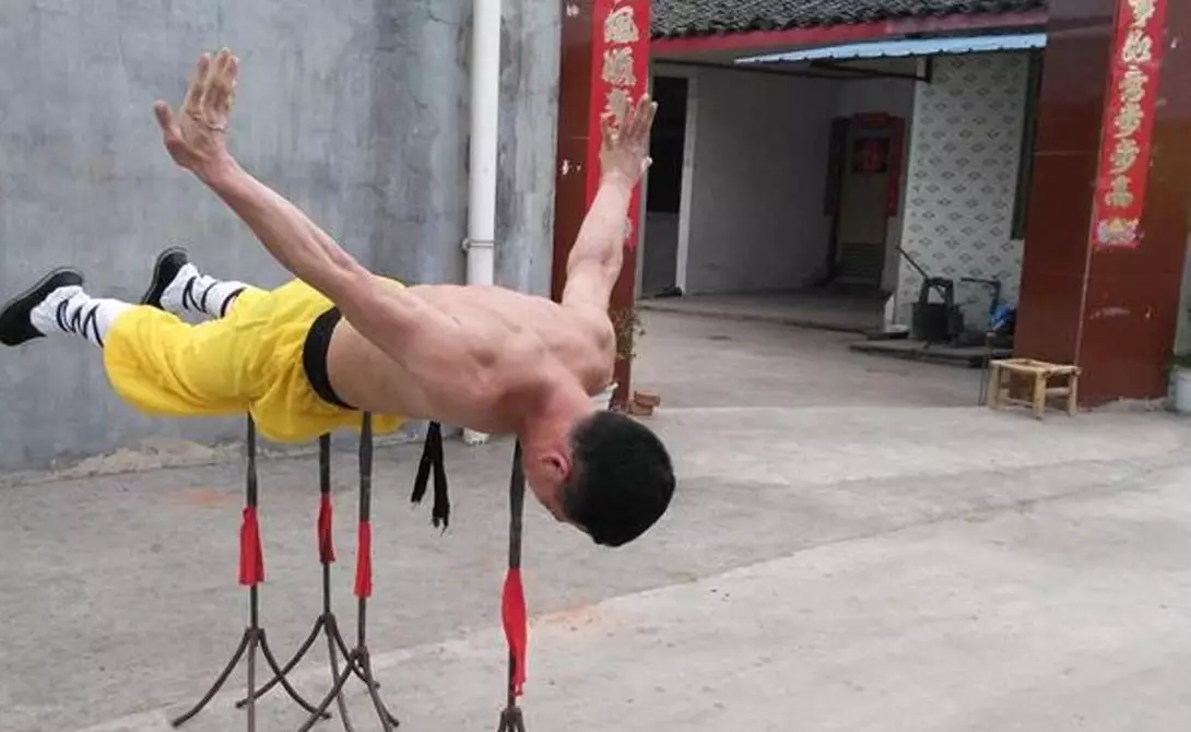 Zhao Rui Gənc Shaolin rahibi qazma çıxışları ilə məşhurlaşdı. Zhao Rui bir şəkildə konsentrə olur ki, kəllə ilə fırlanan matkabı dayandırsın. Bədəninin qalan hissəsi də güclüdür: rahib gövdəsi ilə polad barmaqlıqları bükür və əlindəki at nallarını asanlıqla sındırır.