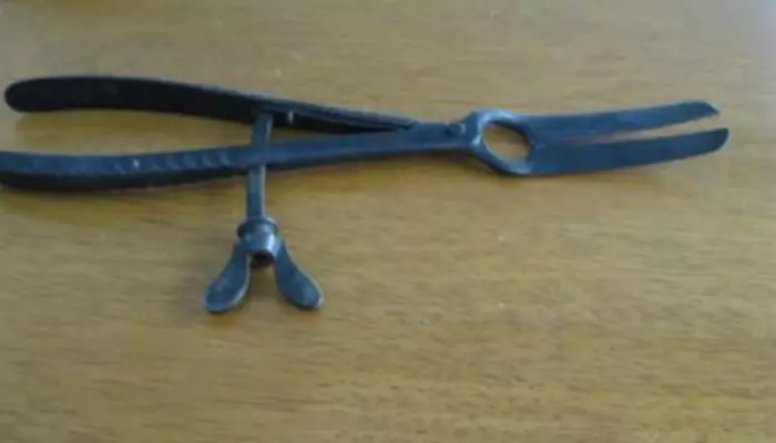 Forceps pour les hémorroïdes Les hémorroïdes ont gâché la vie de nombreuses personnes malheureuses, car il n'y avait tout simplement pas de fonds pour leur traitement. Le médecin a essayé d'arrêter les cas particulièrement désagréables avec ces pinces affreuses.