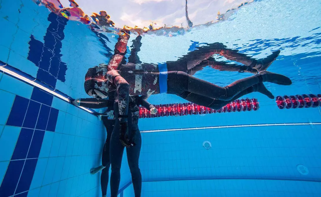 Potápěč 28. února 2016 vytvořil Alexis Segura Wendrell, profesionální freediver, nový světový rekord. Ten chlap zůstal pod vodou 24 minut a 3,45 sekundy, což vypadá úplně neuvěřitelně.