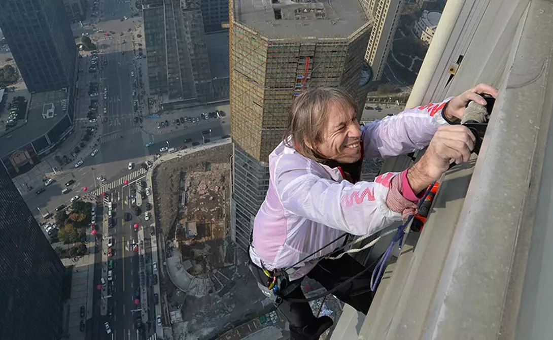 Mohahlauli oa Sefora sa Spiderman Alain Robert o tsejoa lefatšeng ka bophara e le Sekho sa Batho. Robert o ile a hloa hoo e ka bang libaka tsohle tsa lefatše ntle le ts'ebeliso ea lisebelisoa. Burj Khalifa e Dubai, Eiffel Tower, Sydney Opera House, Petronas Twin Towers ho Kuala Lumpur - nahana feela bophahamo bona.