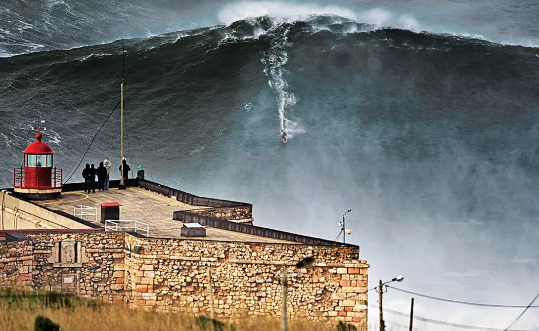 Surfer Garrett McNamara, americký profesionálny surfer, vytvoril rekord v prekonaní najväčšej vlny. V januári 2013 McNamara „obkročila“ príliv asi 30 metrov.