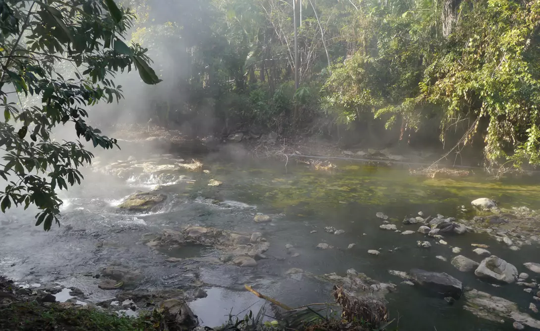 Shanay Timpishka La temperatura del agua en este extraño río es muy alta. De hecho, está solo un par de grados por debajo de su punto de ebullición. Los científicos no tienen idea de por qué es así. No hay volcán ni fuentes termales cercanas.