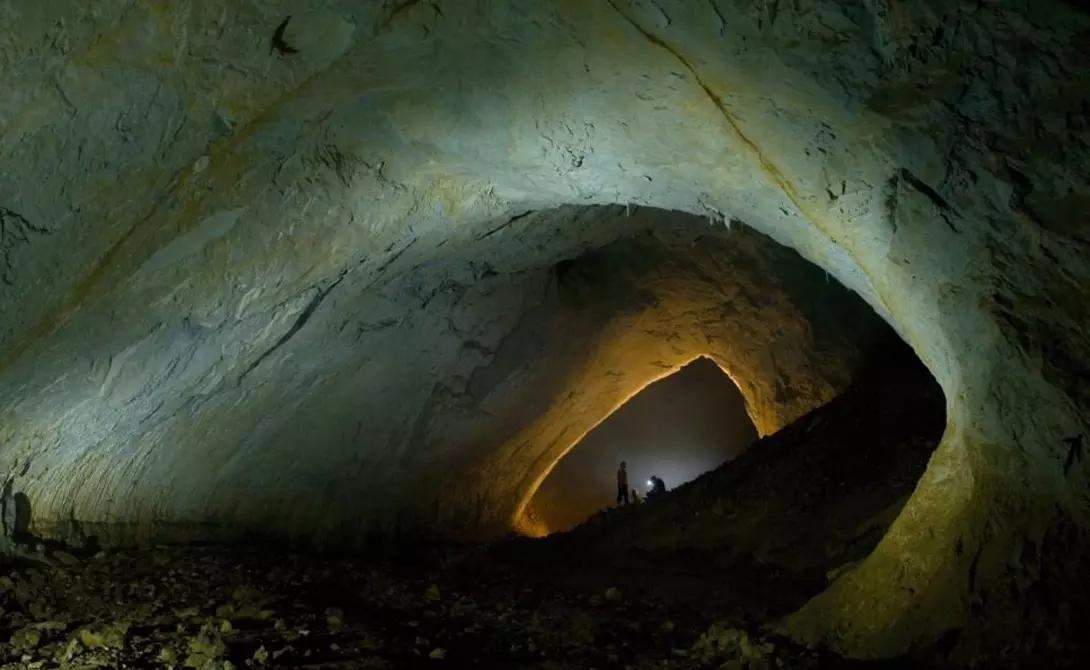 Cueva Movile En el sureste de Rumania, hay una cueva donde la luz del sol no ha penetrado durante cinco millones y medio de años. El aire aquí es tóxico y está lleno de sulfuro de hidrógeno. Los investigadores han descubierto criaturas completamente únicas que de alguna manera lograron adaptarse a la vida en condiciones tan extrañas.