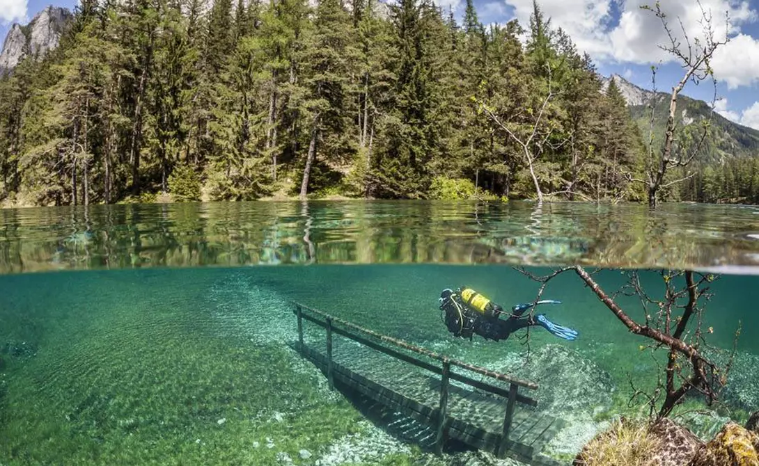 Gruner See Esta zona de las montañas austriacas está tan llena de inundaciones primaverales que se convierte en un verdadero lago. Pequeños senderos de parques, bancos, árboles: todo va bajo el agua.