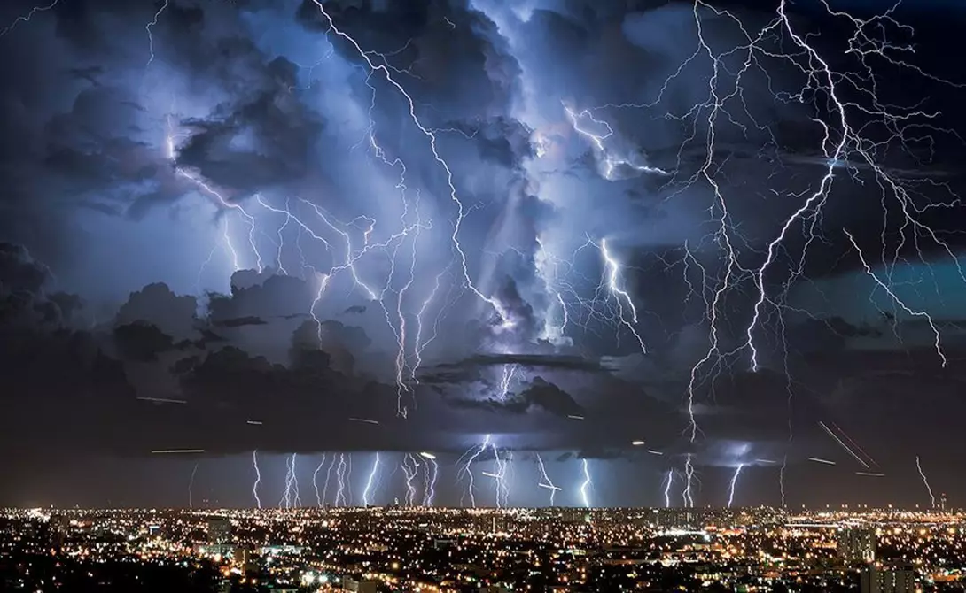 Tondra Marakajbo Proksime al la rivero Catatumbo, okcidenta Venezuelo, la ŝtormo preskaŭ neniam haltas. La formo de la ĉirkaŭaj montoj, la malvarmeta aero de la Andoj, la vaporiĝanta akvo de la rivero kaj la metanaj deponejoj subtenas fulmotondrojn dum 340 tagoj jare.