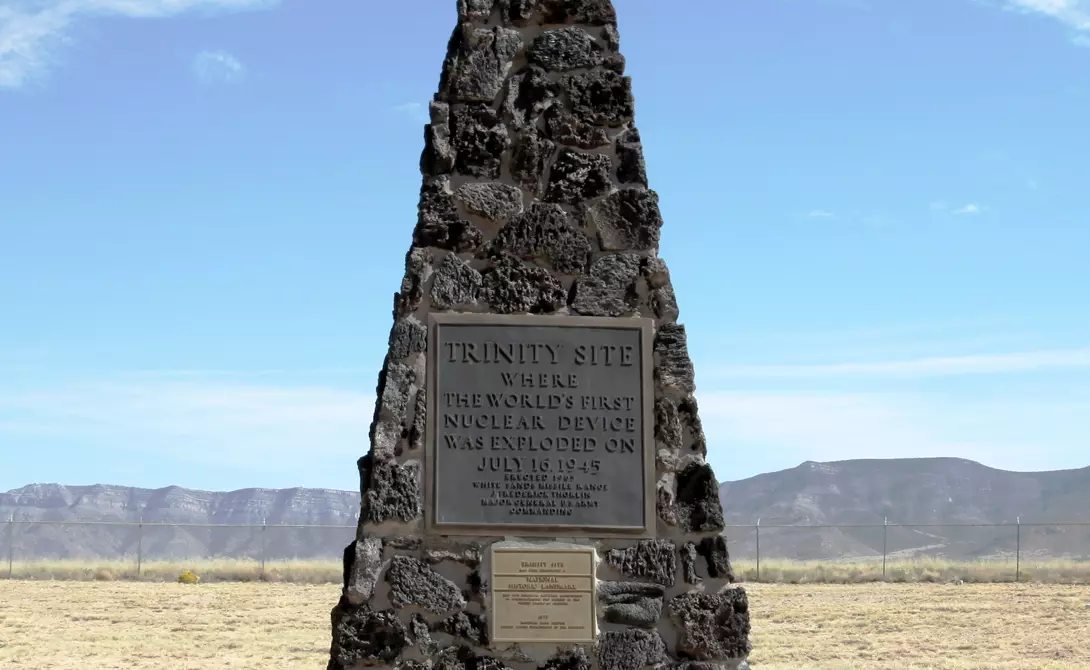 Trinity Socorro, Novo México Em 16 de julho de 1945, nas profundezas dos desertos do Novo México, nasceu a era atômica. Trinity era o código de detonação do The Gadget, uma bomba nuclear semelhante à que foi lançada em Nagasaki. Os militares não tinham ideia de quanto poder o dispositivo mostraria: a demonstração de poder foi realmente impressionante.