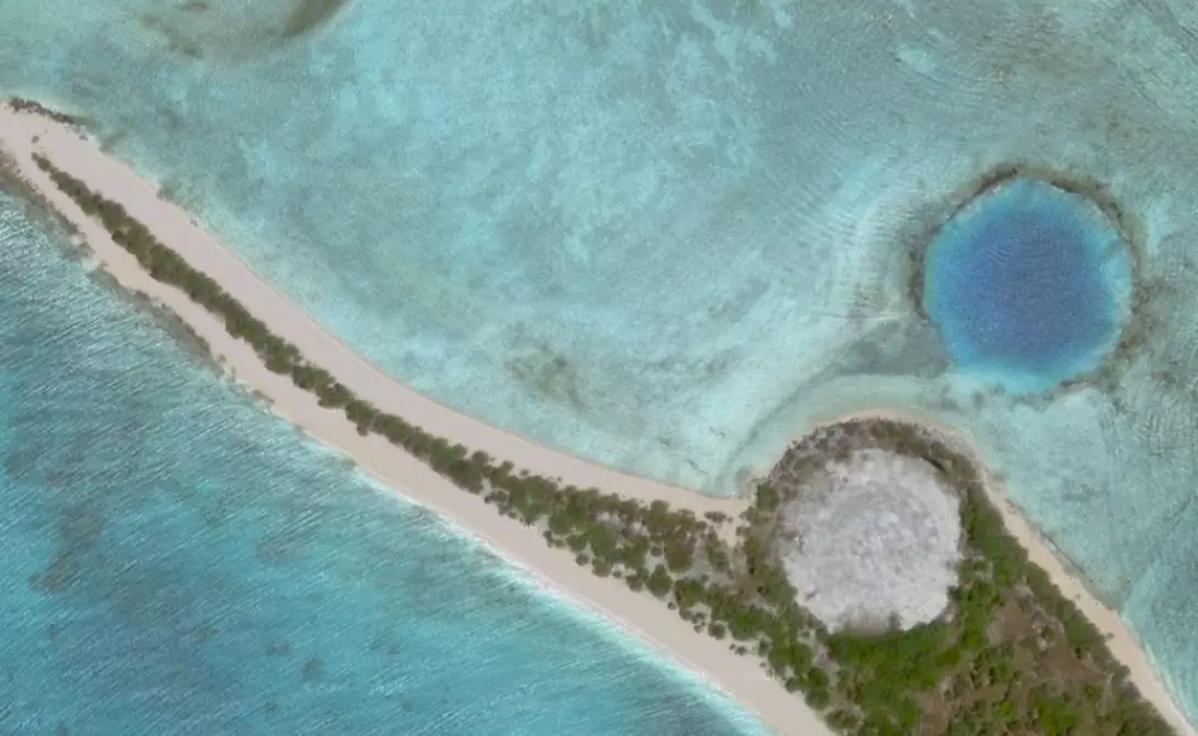 Enewetok Marshall Islands ndi ma atoll ku South Pacific akhala akugwiritsidwa ntchito poyesa zida za zida za nyukiliya zopitilira zana. Chakumapeto kwa zaka za m'ma 1970, boma la America lidaganiza zodziyeretsa: dome la konkriti lomwe lidamangidwa mozungulira malo omwe akuwonongedwa tsopano likuwonekera ngakhale mlengalenga. Sizikulimbikitsidwanso kuti mukhale pano, koma alendo ndi okonzeka kudzipereka kuti akhale ndi chithunzi chosowa.