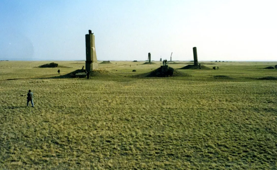 Semipalatinsk Kazakhstan Pakati pa 1949 ndi 1989, Soviet Union idachita mayeso a nyukiliya 456 pano. Semipalatinsk, yomwe kwa nthawi yayitali imawonedwa ngati mzinda wotsekedwa, ikadali chilonda choipa kwambiri padziko lapansi. Dera lomwe lakhudzidwa ndimayeso anyukiliya limadutsa ma kilomita lalikulu 18,000: anthu akukhalabe pano.