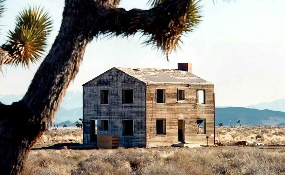 Atomic City Nevada, EUA Em 1955, uma série de 14 explosões de teste nuclear, conhecida como Operação Chaleira, ocorreu no deserto de Nevada. Os militares queriam verificar como uma explosão distante afetaria uma cidade real - ela foi construída de propósito.