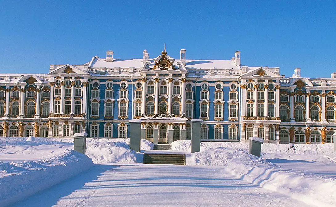 Winter Palace Peter I también decidió dejar la habitación como estudio libre. Los trabajadores lo instalaron en el Palacio de Invierno de San Petersburgo, y solo entonces la hija del zar, Isabel, lo transfirió al Palacio de Catalina. Aquí, la Sala de Ámbar ha asombrado a los visitantes extranjeros durante muchas décadas.