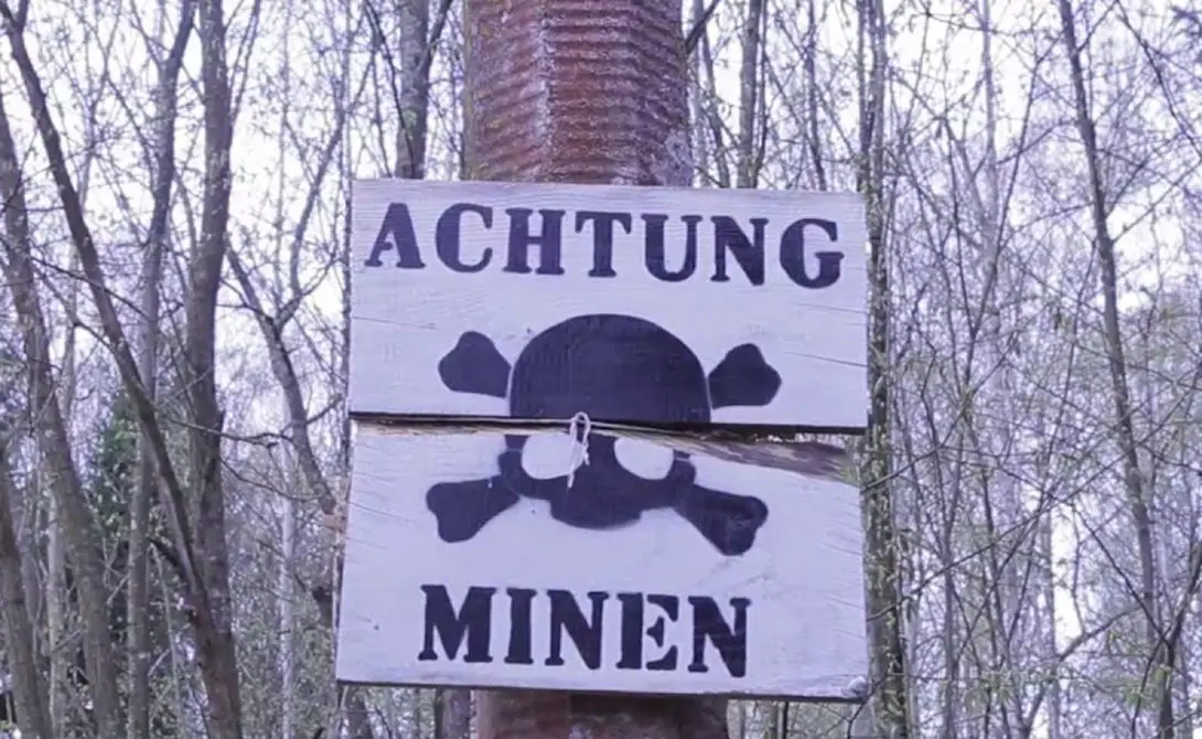 Verlust Die Nazis begannen zu Beginn der Invasion, das Kulturgut unseres Landes zu beschlagnahmen. Ende 1941 wurde eine bedeutende Anzahl von unschätzbaren Kunstwerken ins Ausland verschifft. Auch das Bernsteinzimmer, das in die Dauerausstellung im Saal des Museums Königsberg umzog, stand nicht daneben.