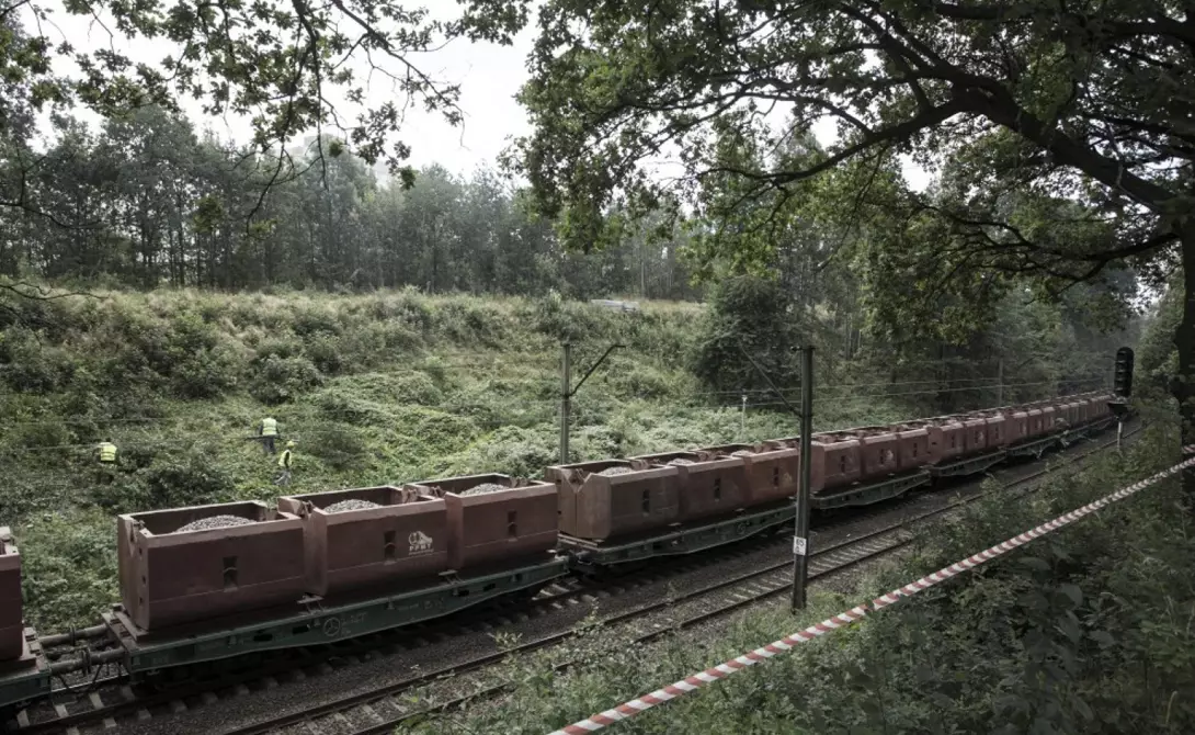 Американдық соқпақ Бірақ қазіргі тарихшылар нацистердің кәріптас бөлмесі сияқты керемет өнер туындысын өлтіруге мүмкіндік беретініне күмән келтіреді. 2000 жылдардың басында кресло -тарихшылардың өнертабыстары таңқаларлық жаңалықтармен жартылай расталды: Конигсберг зынданында «янтарь» ансамблінің екі панелі табылды. Қазіргі уақытта жергілікті тарихшылардың көпшілігінде қабылданған нұсқа - бұл барлық бөлме бөлшектелген күйде Америка Құрама Штаттарына жеткізілді, онда ол әлі сақталады.