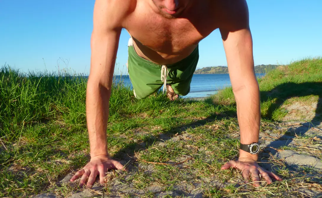 Posizione delle spalle Molte persone tirano inconsciamente le spalle verso le orecchie, causando ulteriore stress nell'area del tricipite. Una cattiva postura e muscoli pettorali sottosviluppati sono le principali cause di questo errore. Cerca solo di controllare mentalmente la tua posizione nello spazio, sarà più facile.