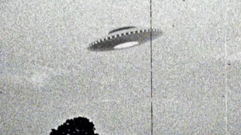 Goresgyniad estron Dechreuodd yr Americanwyr eu rhaglen "estron" gyntaf ym 1948, ar ôl digwyddiad enwog Roswell. Ffurfiwyd grŵp prosiect arbennig flwyddyn ynghynt. Adroddodd y peilot sifil Kenneth Arnold wrthrychau anhysbys yn hedfan ar gyflymder uchel. Cadarnhaodd peilotiaid milwrol a phersonél sawl canolfan awyr wybodaeth Arnold - roedd yn ofynnol i'r Llu Awyr gychwyn ymchwiliad.