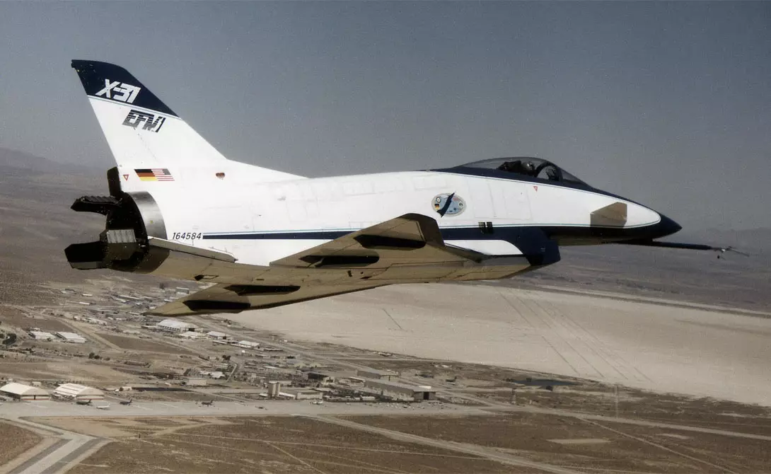 X-31A ואז הייתה ה- X-31A, ספינת מלחמה סופר-ניידת שיכולה להסתובב 180 מעלות ממש באוויר. היכן שמטוסים אחרים יצאו משליטה, האיש החתיך הזה הראה את נפלאות האקרובטיקה שיכולות להרשים אפילו ציפור. ה- X -31A קיבל את תואר המטוס המהיר ביותר על פני כדור הארץ - בנחל סילון משלו הגיע למהירות של פי 9 ממהירות הקול.