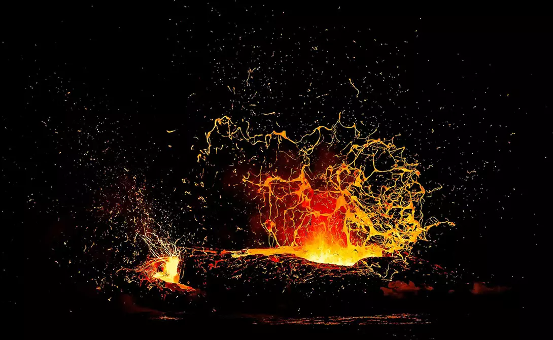 Idarudapọ Ọdun Fọto: Alexander Hec Bi ṣiṣan lava lati inu eefin Kilauea ti nṣàn sinu okun, omi ti o wa ni ayika di iṣẹ ọnà. O le duro fun akoko ti o tọ fun awọn ọdun: Alexander Nes lo bii oṣu meje lori ilẹ.