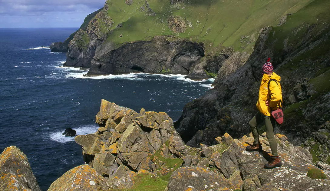 St Kilda Szkocja Ten wyjątkowy, odizolowany archipelag był zamieszkany przez niewielką grupę ludności gaelickiej, ewakuowanej podczas II wojny światowej. Obecnie istnieje zmilitaryzowana baza i kilka zespołów naukowców: St. Kilda jest domem dla najrzadszych gatunków ptaków i zwierząt.