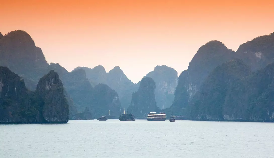 Badia de Halong Vietnam Aquesta badia conté més de 3000 illes, la meitat del nombre de persones que viuen aquí. Turistes de tot el món vénen cada any a experimentar la majestuositat d’aquest lloc.